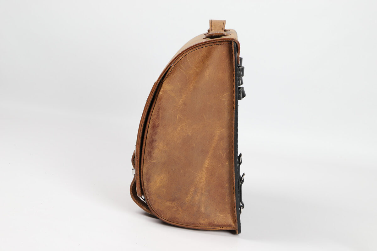 デグナーから小型ランドセルのようなレザーサドルバッグが登場 | 【モトメガネ】バイク・オートバイ|自動車・クルマ|キャンプのニュース情報