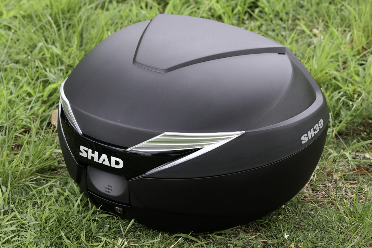 取付簡単！SHADのリアボックスでホンダPCXシリーズの利便性を強化！ | 【モトメガネ】バイク・オートバイ|自動車・クルマ|キャンプのニュース情報