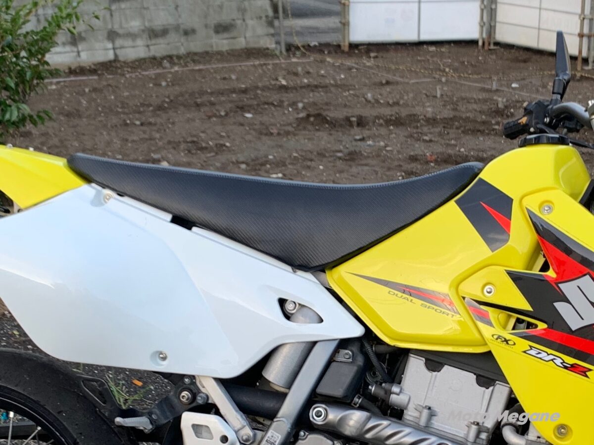 本気モタード「DR-Z400SM」のシート張替えで見た目も走りもリフレッシュ！ | 【モトメガネ】バイク・オートバイ|自動車・クルマ|キャンプのニュース情報