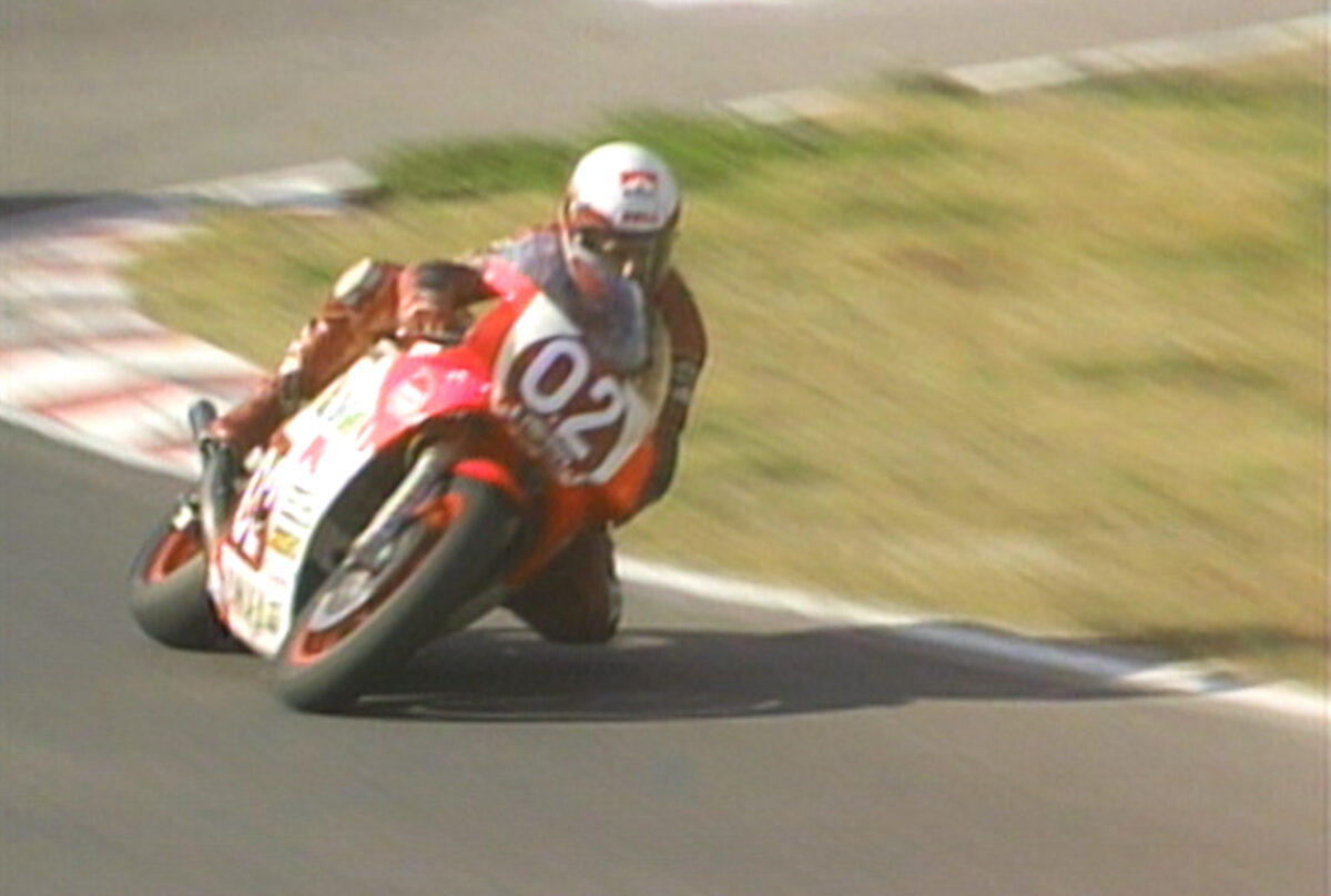 世界最高峰500ccバイクレースにてローソンが王者「TBCビッグロードレース1984」 | 【モトメガネ】バイク・オートバイ|自動車・クルマ|キャンプのニュース情報