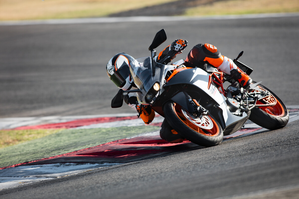 KTM RC 390ライダーへの実践的アドバイスに向け小室旭氏がJP250に参戦 | 【モトメガネ】バイク・オートバイ|自動車・クルマ|キャンプのニュース情報