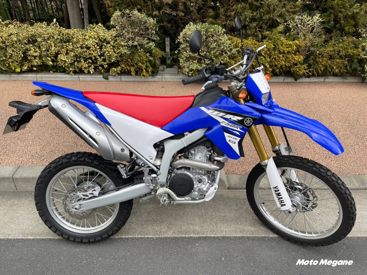 絶版マシン・プレミアムオフロードモデルWR250Rのシートをチェンジ!! | 【モトメガネ】バイク・オートバイ|自動車・クルマ|キャンプのニュース情報