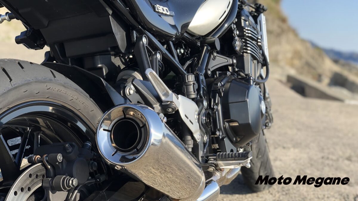 『Z900RS』と『XSR900』選ぶならどっち？ 乗り味の違いを紹介 | 【モトメガネ】バイク・オートバイ|自動車・クルマ|キャンプのニュース情報