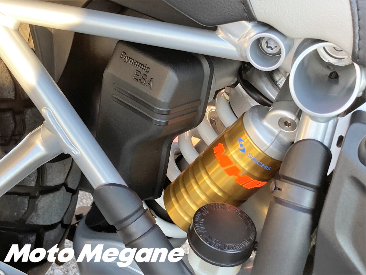 148cm女子ライダーも乗れる！ R1200GSを機能的にローダウンした大学教授のお話 | 【モトメガネ】バイク・オートバイ|自動車・クルマ|キャンプのニュース情報