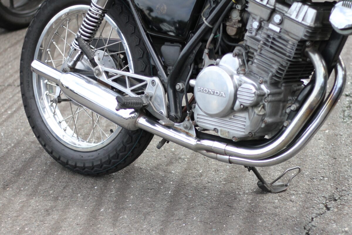 初期型ツインキャブ+RFVCエンジンの加速力が魅力 GB250クラブマン【みんなのバイク】 | 【モトメガネ】バイク・オートバイ|自動車 ...