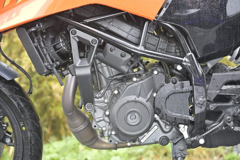 KTM 250 DUKEがフルモデルチェンジ！ 次世代エンジン「LC4c」を搭載し、楽しさと扱いやすさマシマシ | 【モトメガネ】バイク ...