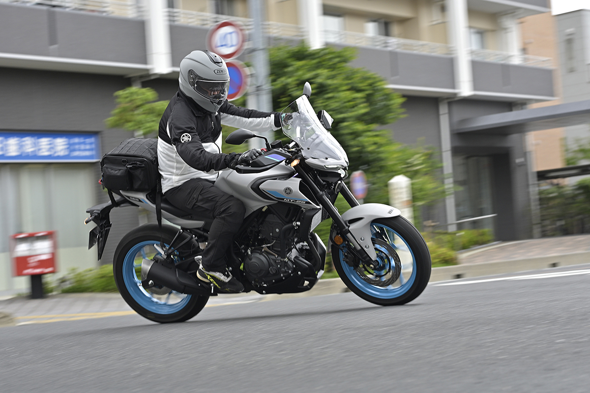街中をキビキビ走れる扱いやすさにツーリング性能をプラスオン！ヤマハ新型MT-25 Touring | 【モトメガネ】バイク・オートバイ|自動車・クルマ|キャンプのニュース情報