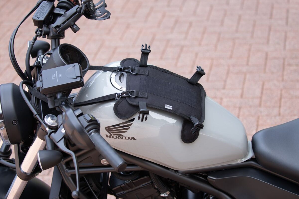 ツーリング必携！ウエストバッグにもなるデグナーの2Wayタンクバッグ発売 | 【モトメガネ】バイク・オートバイ|自動車・クルマ|キャンプのニュース情報