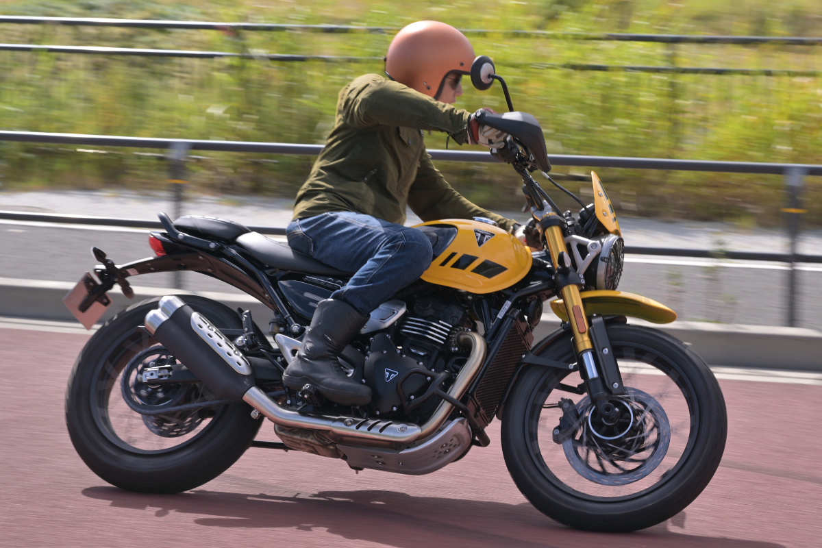 日常にスパイスを加え、ストリートに冒険を！「トライアンフ スクランブラー400XC」 | 【モトメガネ】バイク・オートバイ|自動車・クルマ|キャンプのニュース情報
